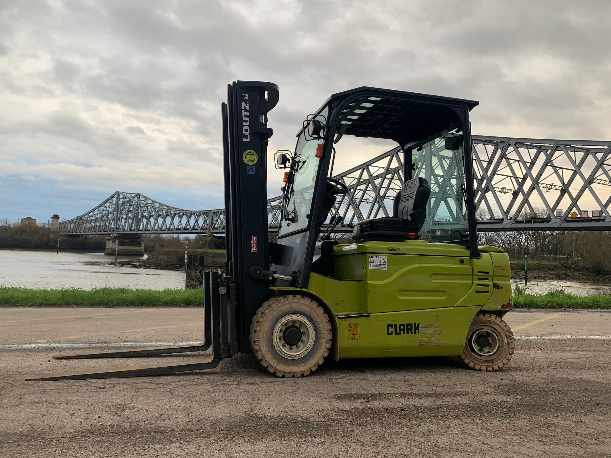 Chariot élévateur électrique Clark GEX30S à vendre sur Loutz