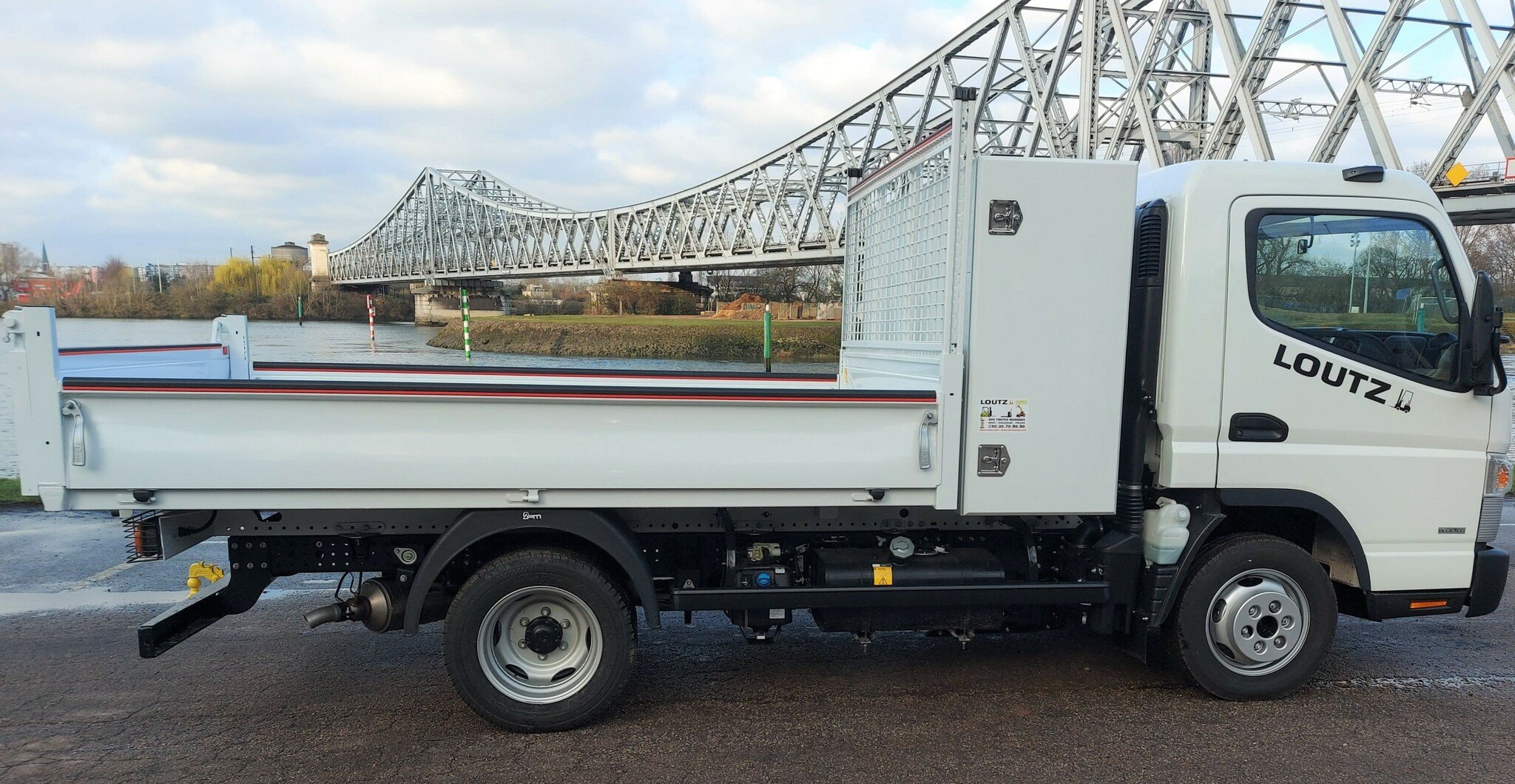 Camion benne Mitsubishi FUSO Canter à vendre sur Loutz