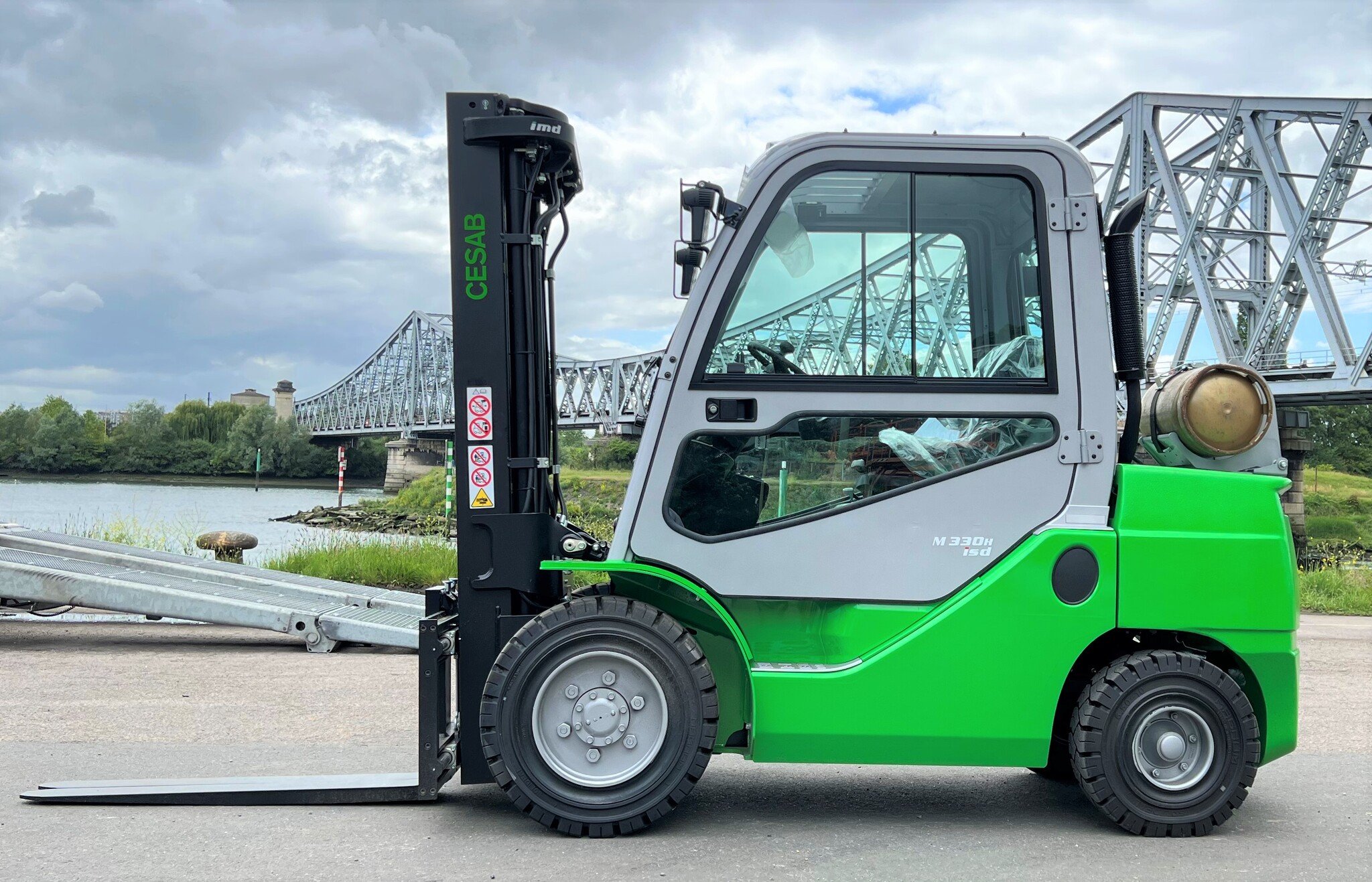 Chariot élévateur gaz CESAB M 330H-GV à vendre sur Loutz