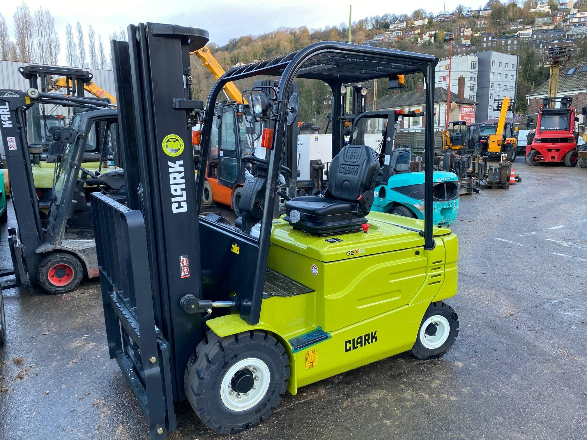 Chariot élévateur électrique Clark GEX30S à vendre sur Loutz